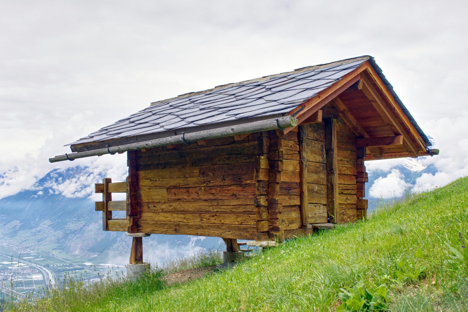 What are Wooden Huts & How to Make One? A Complete Guide [2026] - Hutpost
